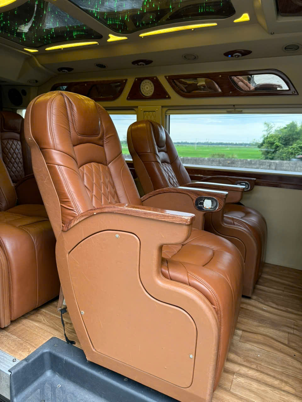Dịch Vụ Thuê Xe VIP Limousine 16 Chỗ Tại Đà Nẵng